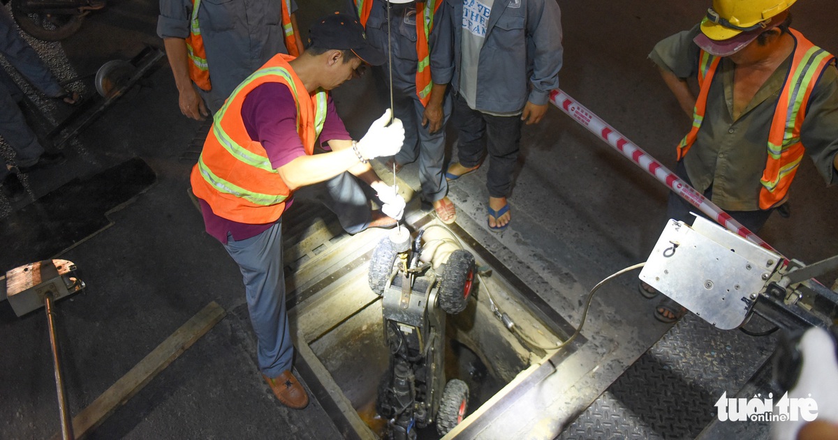 Cận cảnh robot khảo sát cống ngầm ở TP.HCM - Tuổi Trẻ Online