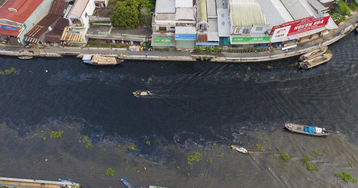 Nước sông Cái Lớn lại đen ngòm, hôi thối dù nhà máy đã ngưng hoạt động ...