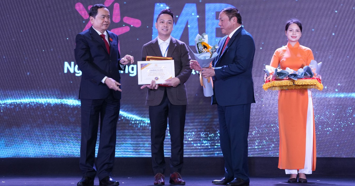 MB được vinh danh ‘Doanh nghiệp đạt chuẩn văn hóa kinh doanh Việt Nam’ 2022 - Tuổi Trẻ Online