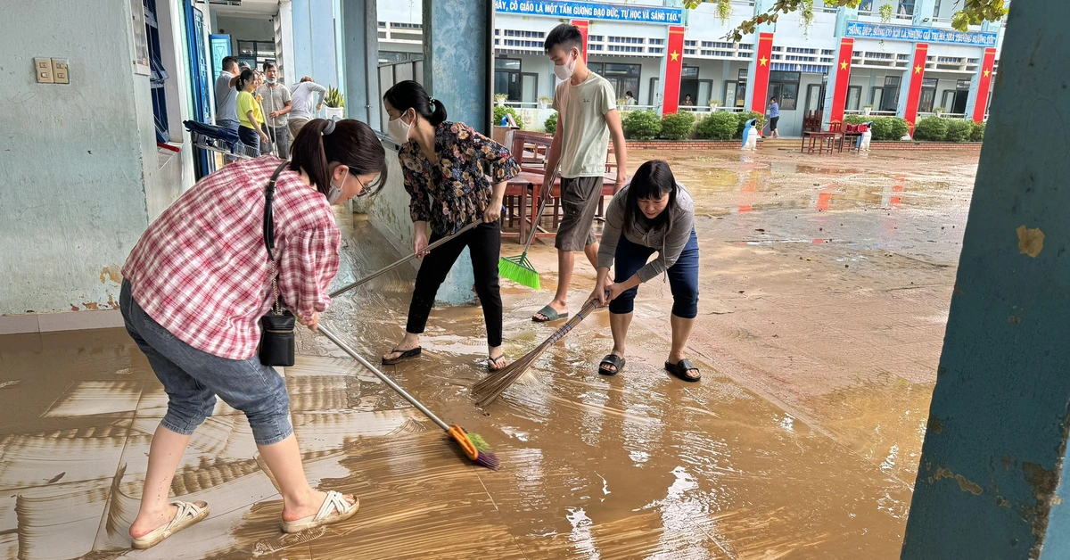 Thầy cô vùng trũng Đà Nẵng hì hục dọn bùn non sau ngập - Tuổi Trẻ Online