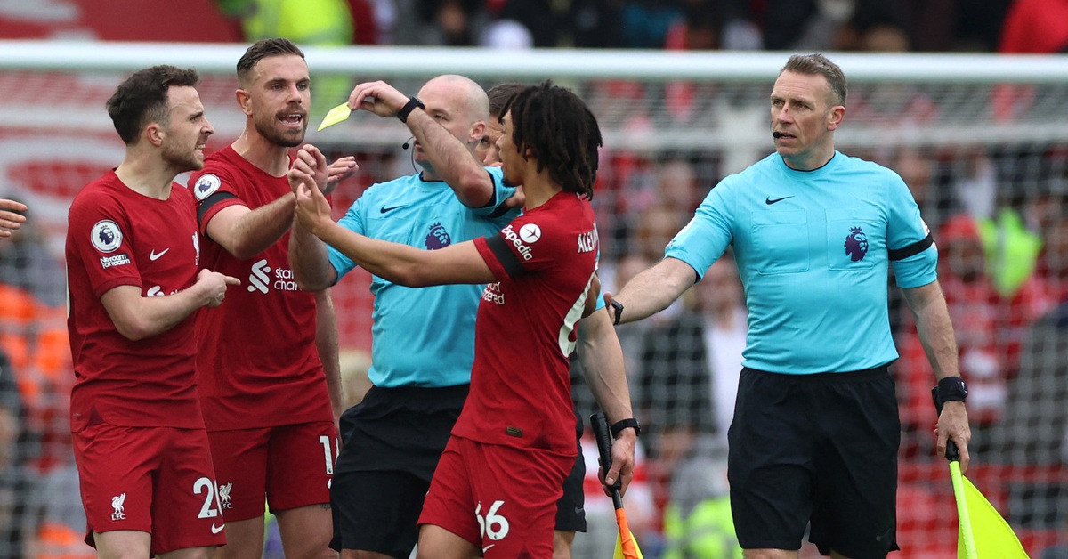Điều tra lý do trợ lý trọng tài thúc chỏ vào cổ cầu thủ Liverpool ...