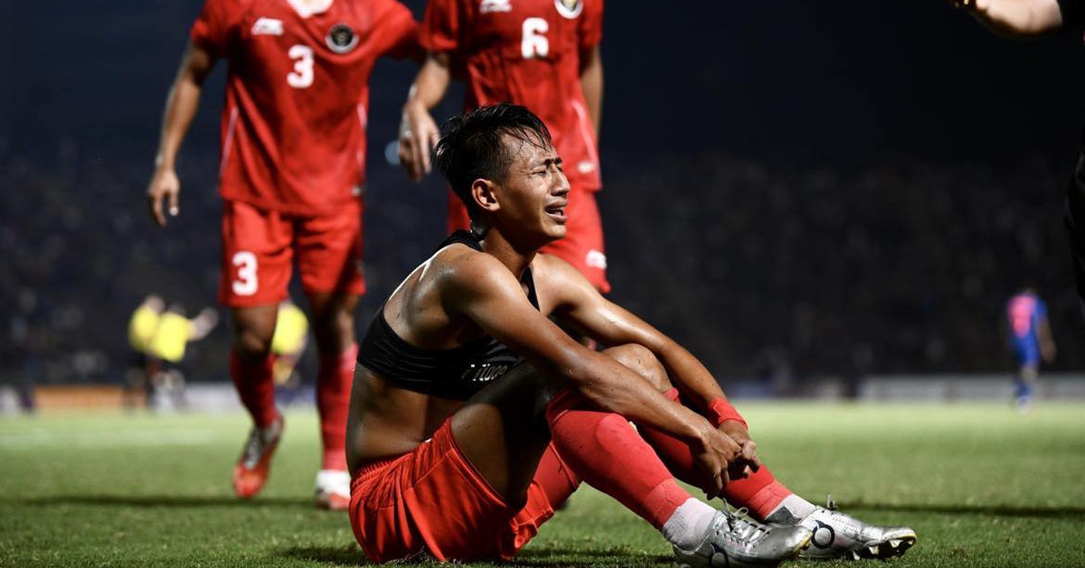 Đổ máu vì va chạm, cầu thủ U22 Indonesia phải băng môi lên nhận HCV - Tuổi Trẻ Online