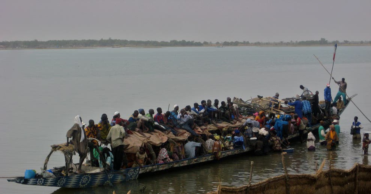 Chìm tàu chở người đi ăn cưới trên sông Niger, hơn 100 người chết ...