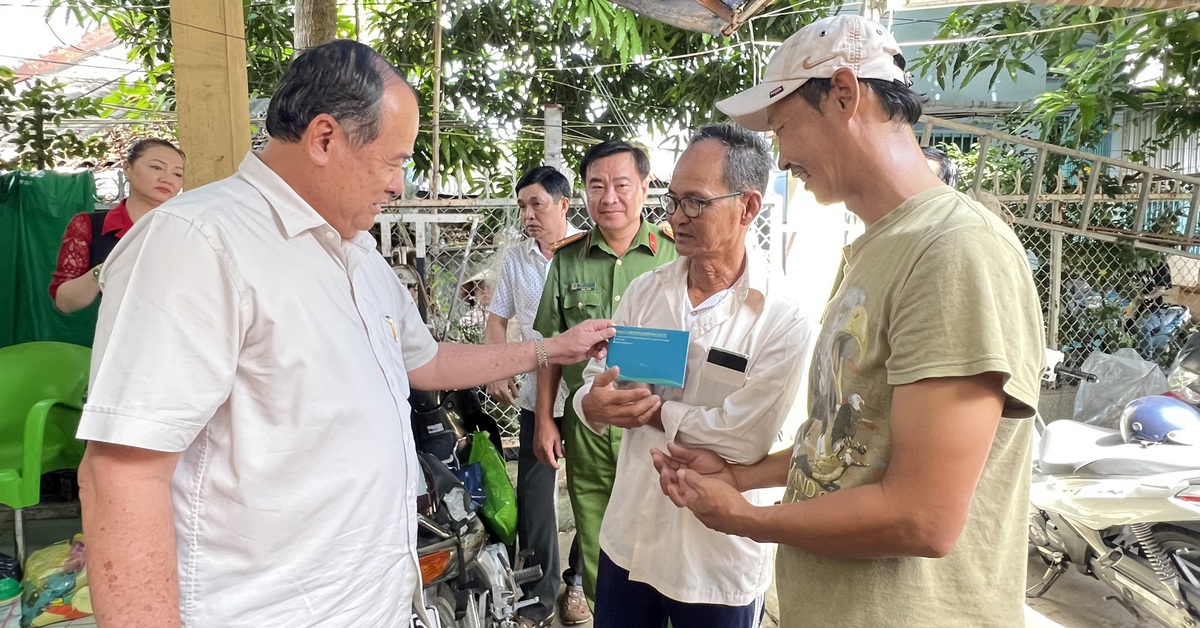 Hai cha con chạy ghe lúa cứu em bé từ trên cầu rơi xuống sông - Tuổi ...