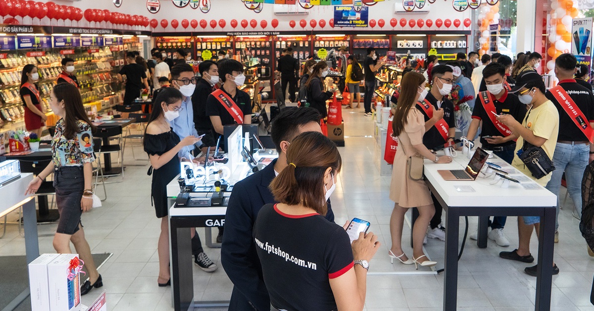 FPT Shop nhận 10.000 đơn đặt trước iPhone 15 Series - Tuổi Trẻ Online