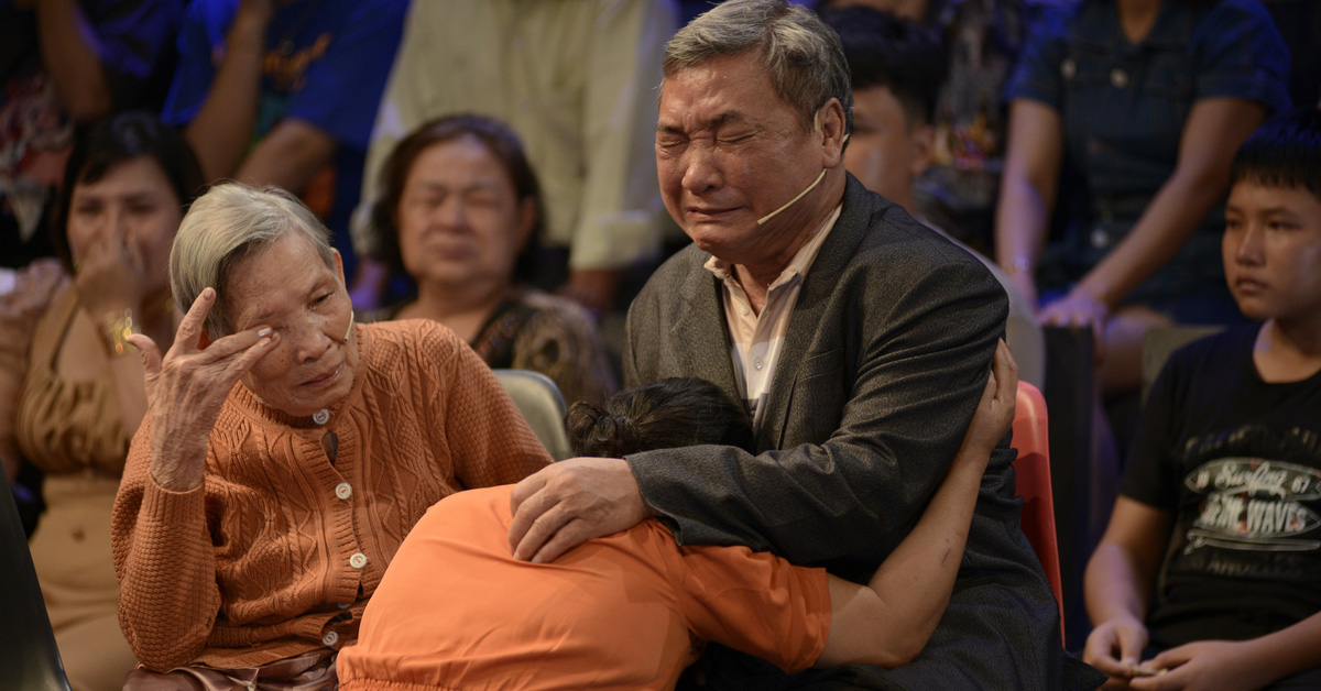 Lời xin lỗi ngập nước mắt ngày đoàn tụ Như chưa hề có cuộc chia ly ...