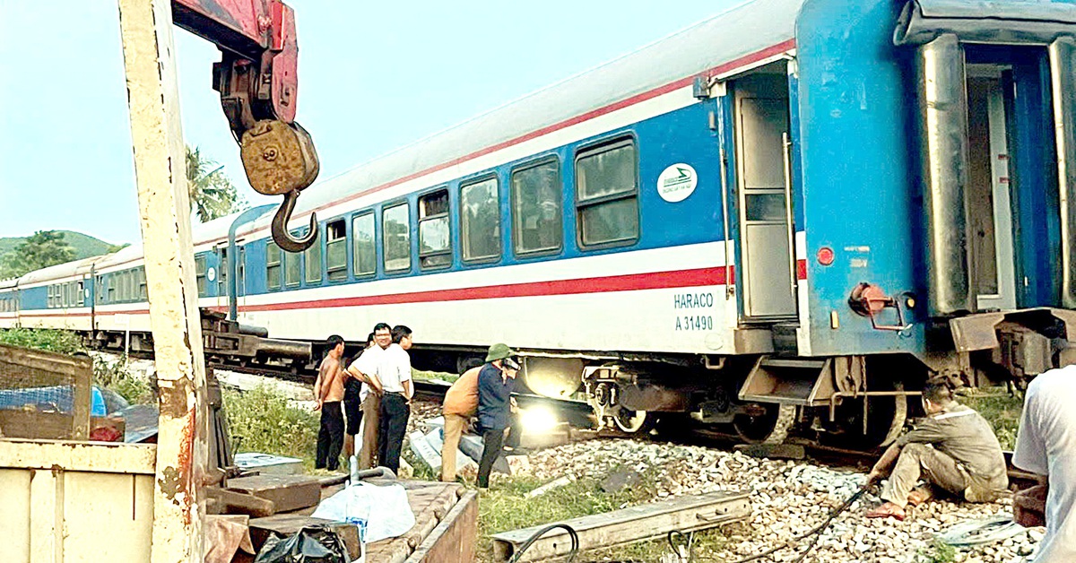 'Cung đường trật bánh' ở Thừa Thiên Huế: Do đường ray hay... toa xe ...