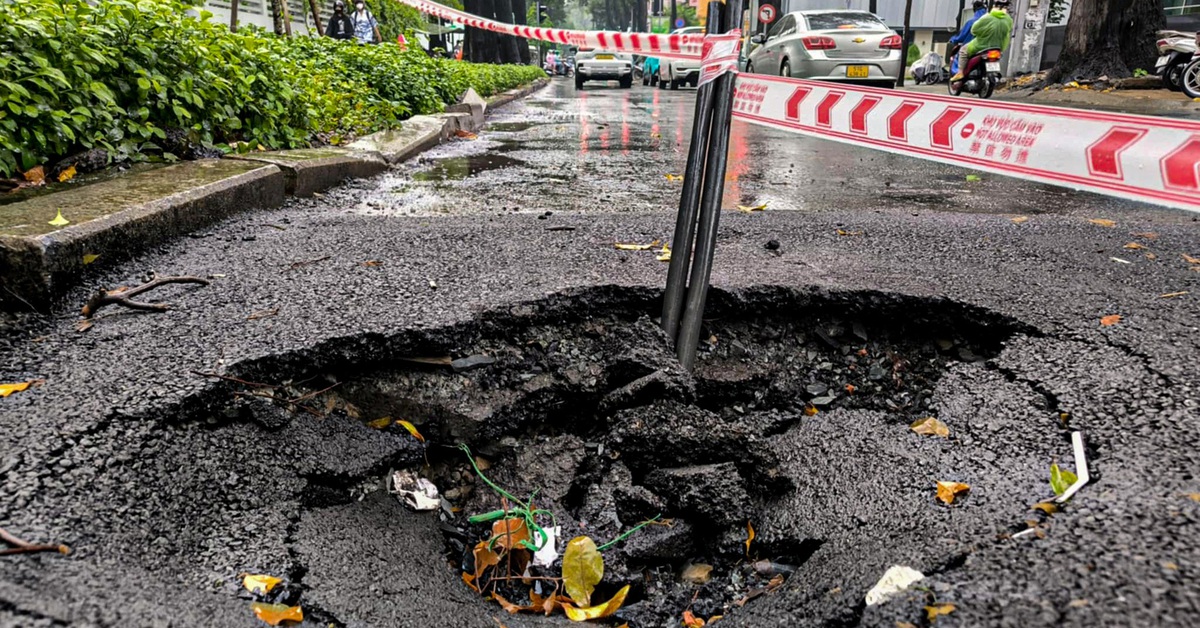 Đường Nguyễn Đình Chiểu ở trung tâm TP.HCM sụt lún do cống thoát nước ...