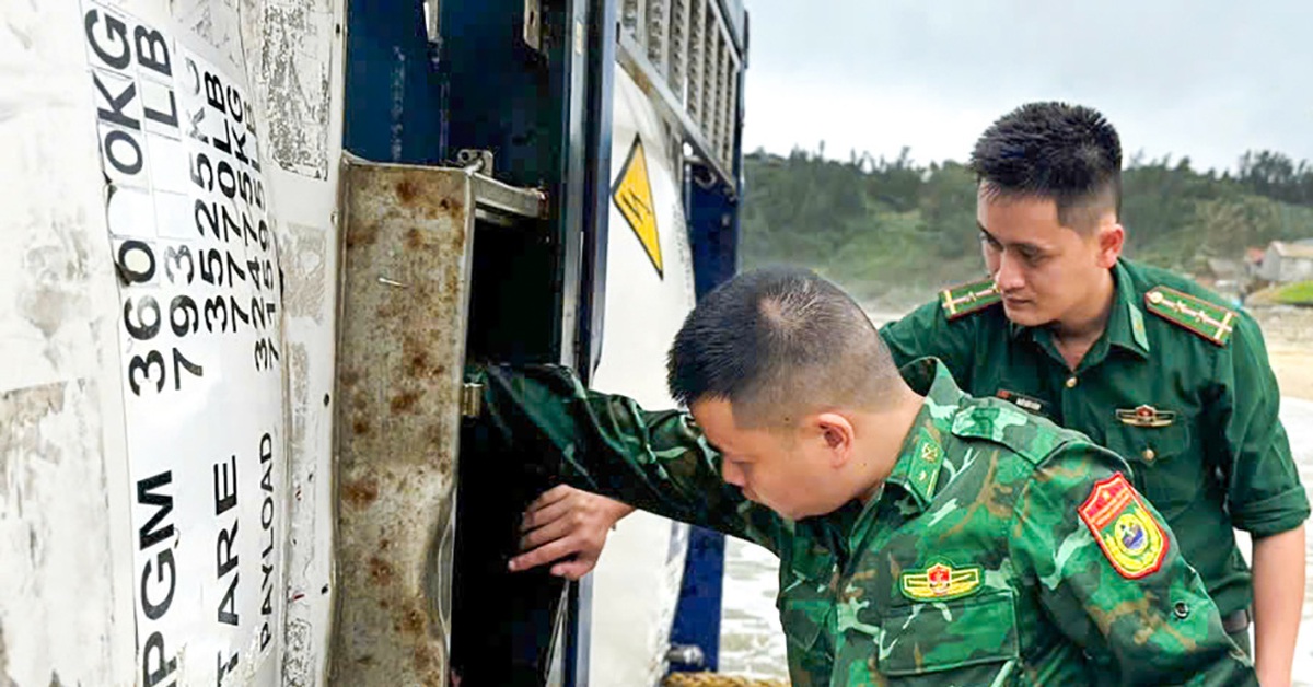 Số hiệu Công ty EQ Logis gửi trùng khớp ba bồn chứa trôi dạt vào bờ biển Quảng Ngãi - Tuổi Trẻ ...