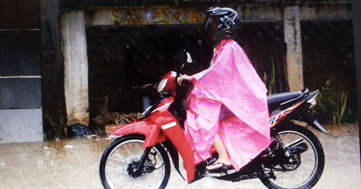 Ngã nhào trên đường vì hành động quá phổ biến ở Việt Nam: Mặc áo mưa đi xe máy - Tuổi Trẻ Online