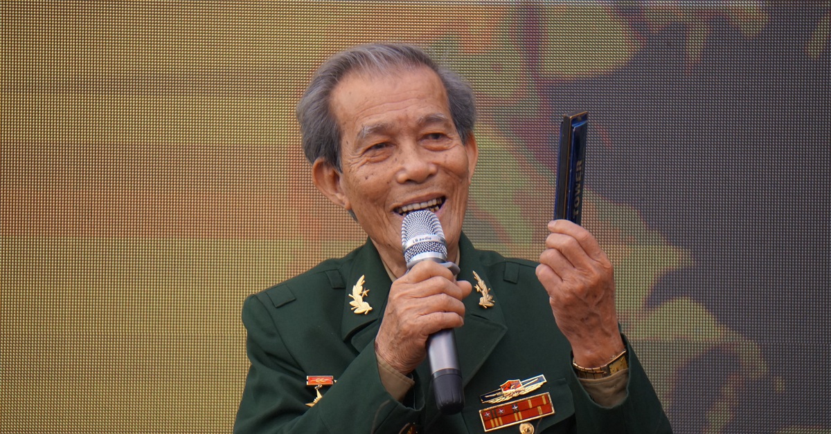 Trong tiếng kèn bài Vì nhân dân quên mình, cả đại đội băng qua bãi bom ...