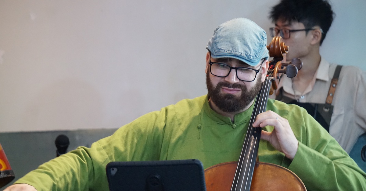Nghệ sĩ cello người Mỹ trình diễn dân ca Việt Nam cùng nhóm nhạc của ...