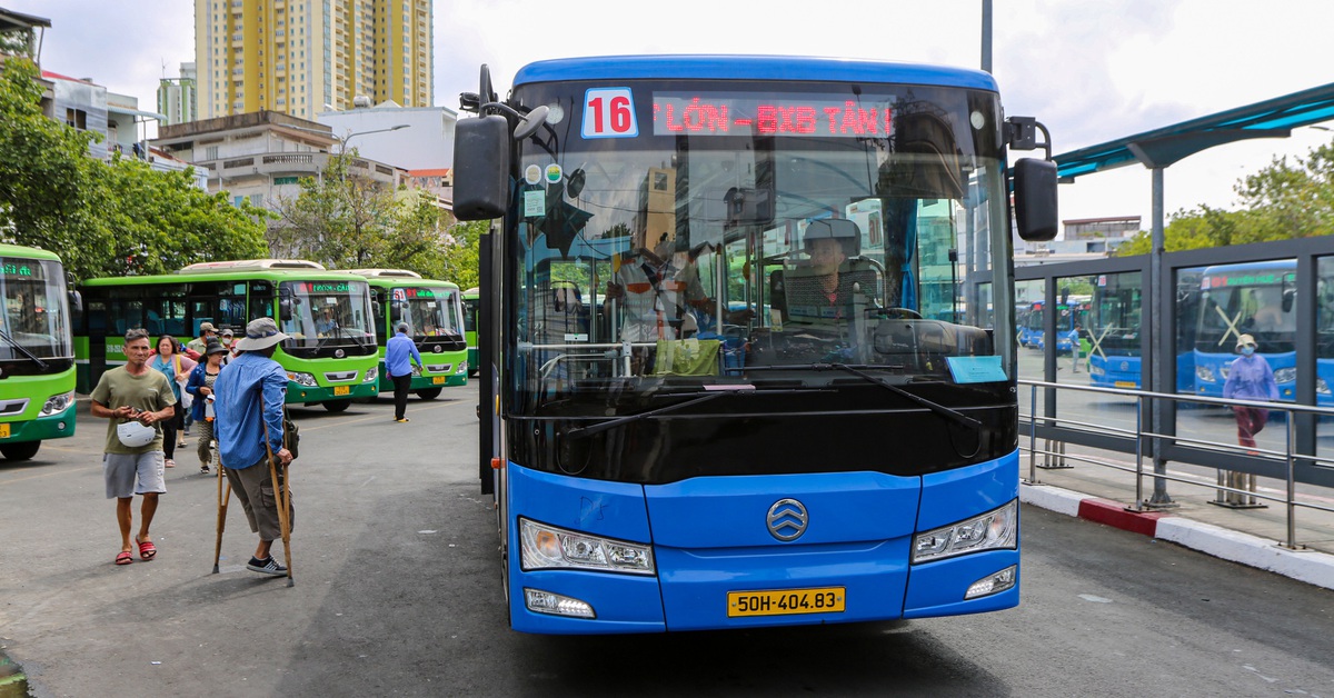 Xe buýt kết nối sân bay Tân Sơn Nhất chạy cả ngày lẫn đêm dịp lễ 30-4 ...