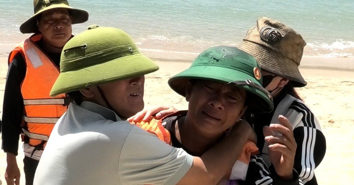 Bốn ngư dân sống sót khi tàu bị lốc xoáy đánh chìm trên vùng biển Hoàng Sa - Tuổi Trẻ Online