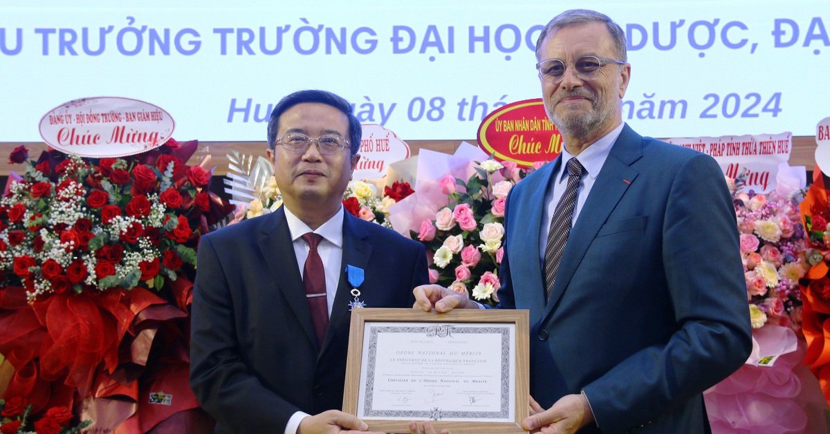 Hiệu trưởng Trường đại học Y Dược Huế nhận tước hiệp sĩ từ tổng thống ...