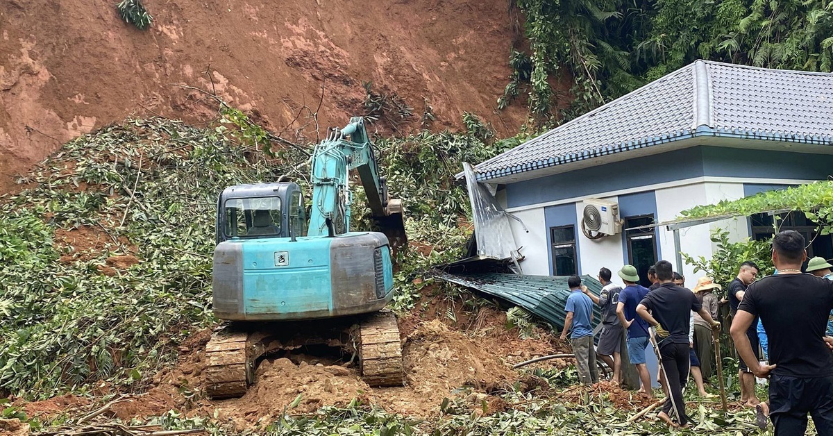 Sạt lở đất giữa đêm, phó chủ tịch HĐND xã cùng chồng, con thoát nạn ...