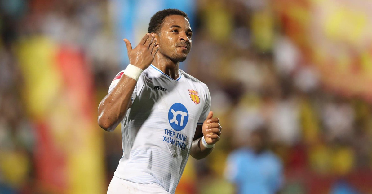 Tiền đạo Rafaelson lập hattrick giải thưởng V-League Awards 2023 - 2024 ...