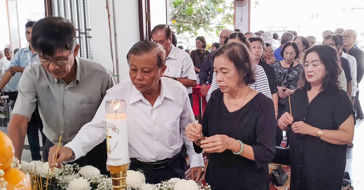 Nhiều thế hệ học trò nghẹn lòng trước linh cữu giáo sư Võ Tòng Xuân ...