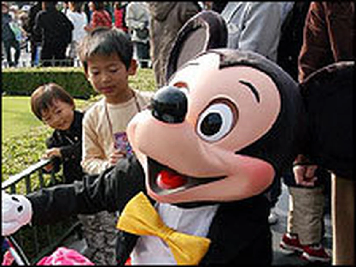 Chuột Mickey tròn 75 tuổi - Tuổi Trẻ Online