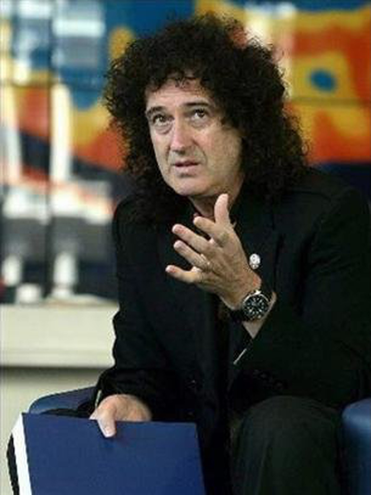 Nghệ sĩ ghita Brian May nhận bằng tiến sĩ ngành thiên văn - Tuổi Trẻ Online