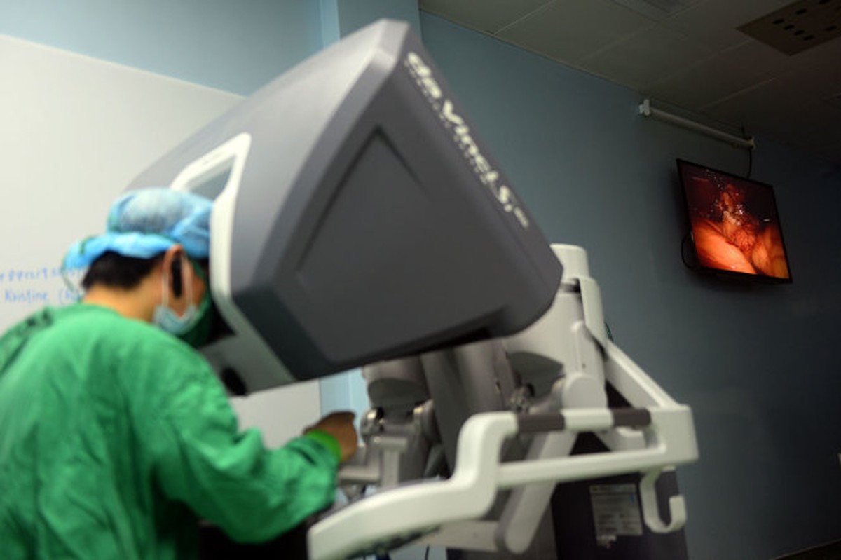 Xem hình ảnh robot phẫu thuật trong điều trị ung thư dạ dày - Tuổi Trẻ ...