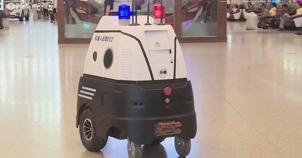 Video: Robot cảnh sát đi tuần ở sân bay, nhận diện khuôn mặt tội phạm ...