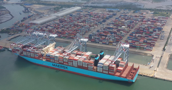 Một trong những tàu container lớn nhất thế giới lần đầu cập cảng Việt ...