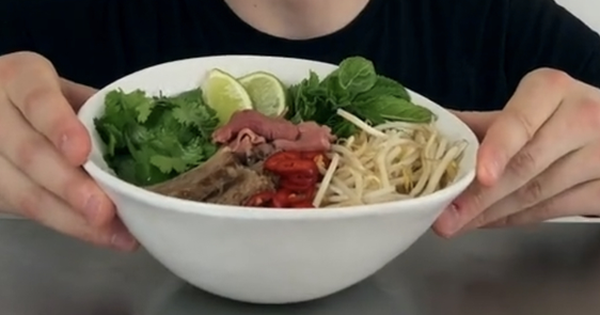 TikToker nổi tiếng thế giới Sam Way ở London trổ nghề nấu phở ra sao ...