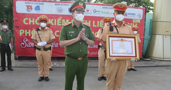 Thủ tướng và Bộ Công an tặng bằng khen các chiến sĩ Công an TP.HCM phòng chống dịch - Tuổi Trẻ ...