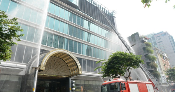 Công an TP.HCM diễn tập chữa cháy tại tòa nhà Times Square của Vạn ...