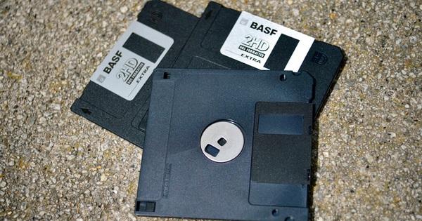 Khó tin: Chính quyền Nhật còn xài đĩa mềm lưu trữ - Tuổi Trẻ Online