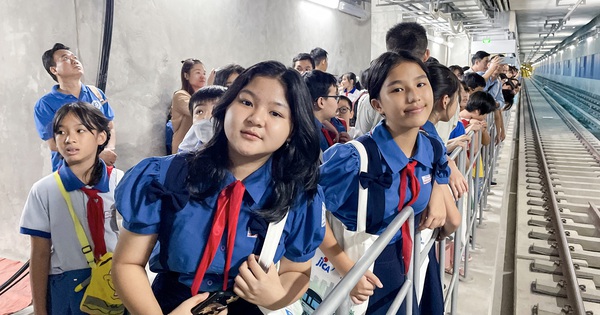 Khách nhí hào hứng tham quan ga ngầm metro, mong sớm được đi tàu điện ...