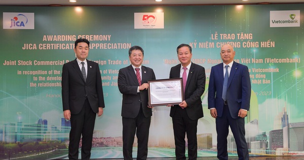 JICA trao tặng kỷ niệm chương cống hiến cho Vietcombank - Tuổi Trẻ Online