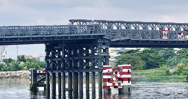 Cấm ô tô qua cầu An Phú Đông sau vụ sà lan tông trụ cầu - Tuổi Trẻ Online