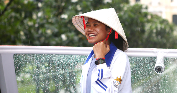 "VĐV khóc trong mưa" Bou Samnang dạo chơi Sài Gòn trong mưa - Tuổi Trẻ ...