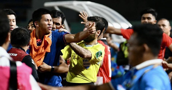 AFC phạt nặng Thái Lan, Indonesia vì đánh nhau ở chung kết SEA Games 32 - Tuổi Trẻ Online