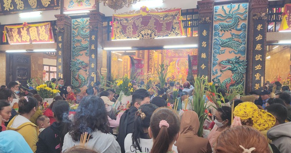 Hàng ngàn người về Miếu Bà chúa xứ Núi Sam mùng 1 Tết - Tuổi Trẻ Online