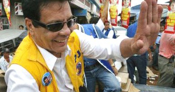 Tổng thống đối đầu diễn viên - Tuổi Trẻ Online