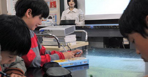 Ngày đầu tiên cô giáo robot Saya đi dạy học - Tuổi Trẻ Online