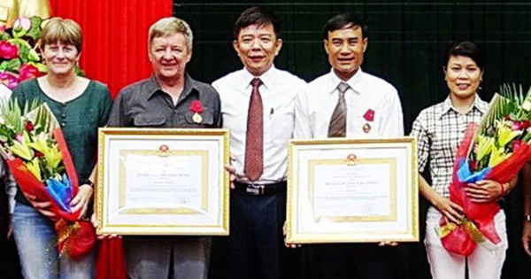 Ông Hồ Khanh và ông Howard Limbert nhận Huân chương Lao động - Tuổi Trẻ ...