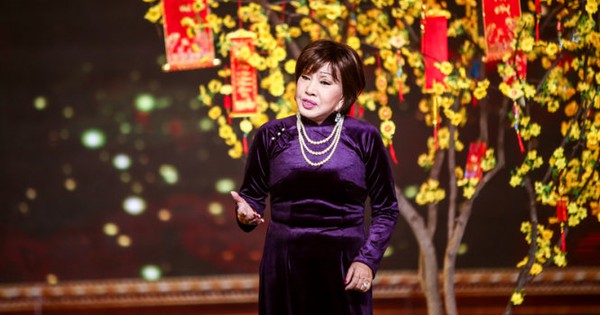 Clip nghệ sĩ Hồng Nga nghẹn ngào hát Xuân đất khách - Tuổi Trẻ Online