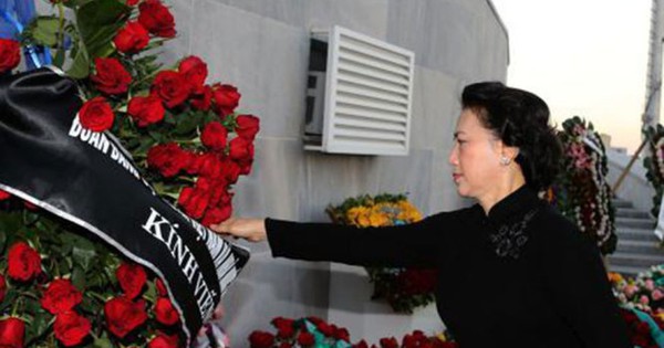 Chủ tịch Quốc hội Nguyễn Thị Kim Ngân viếng lãnh tụ Fidel Castro tại ...